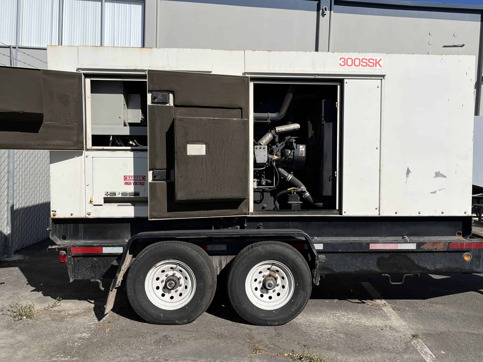 MQ Power DCA300 264 KW Mobile Diesel Generator - CI Group